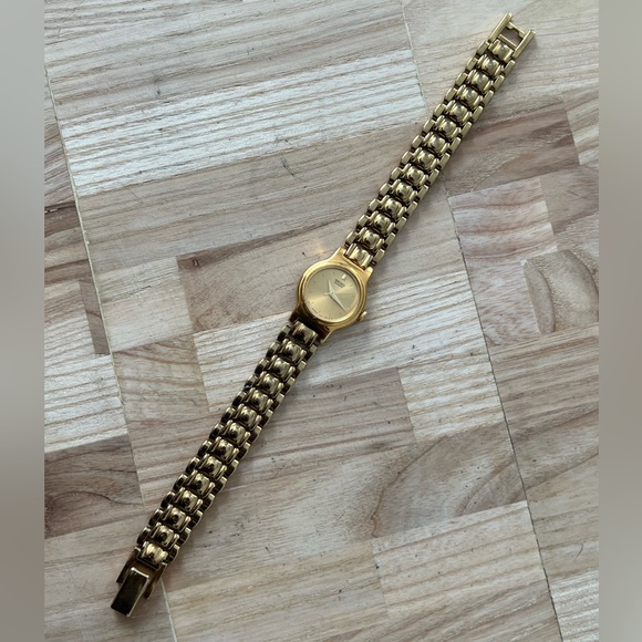 Seiko | Accessories | Seiko Ladies Watch Vintage Gold Tone Bracelet Case Dial Hands | Poshmark